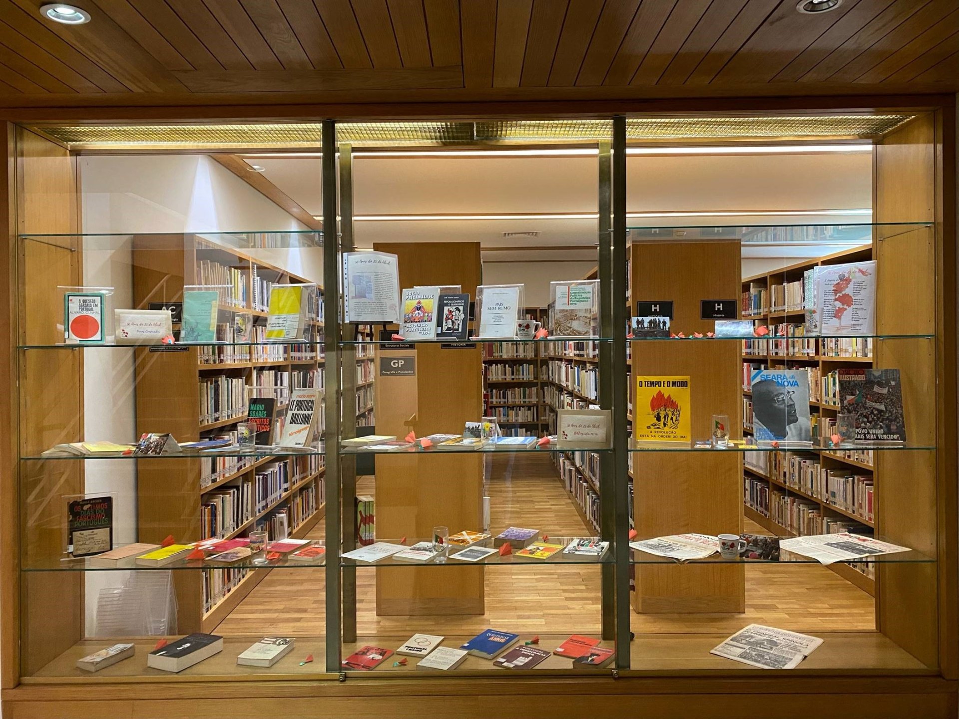 Exposição 50 anos do 25 de Abril na Biblioteca ICS ULisboa | ICS